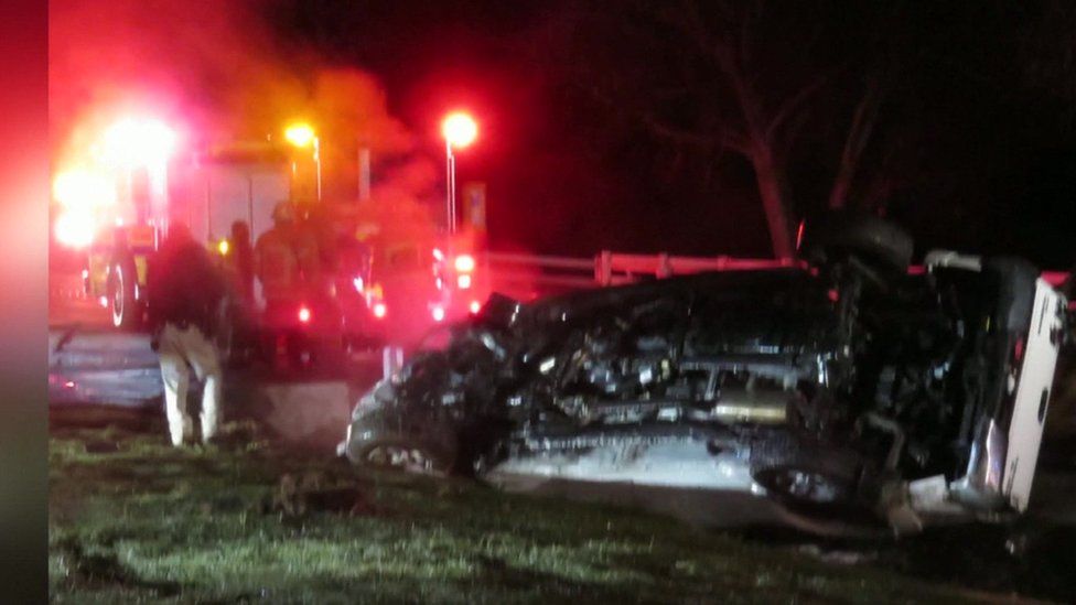 Jamie Foxx praised for saving man from burning truck - BBC News