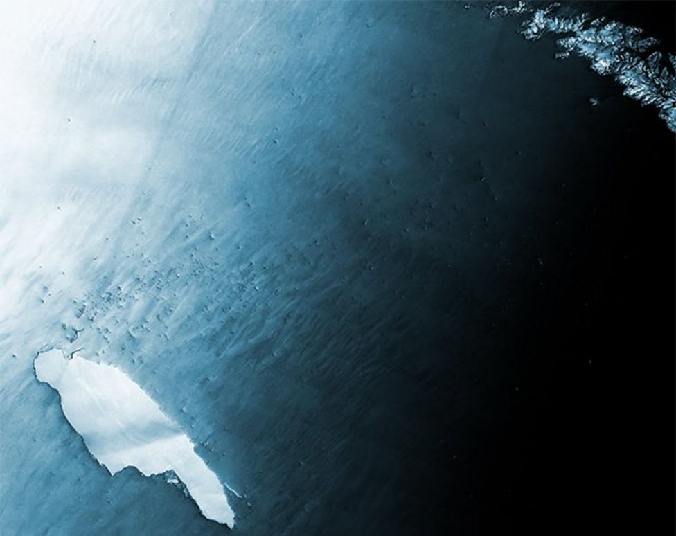 A68a: World's biggest iceberg is fraying at the edges - BBC News