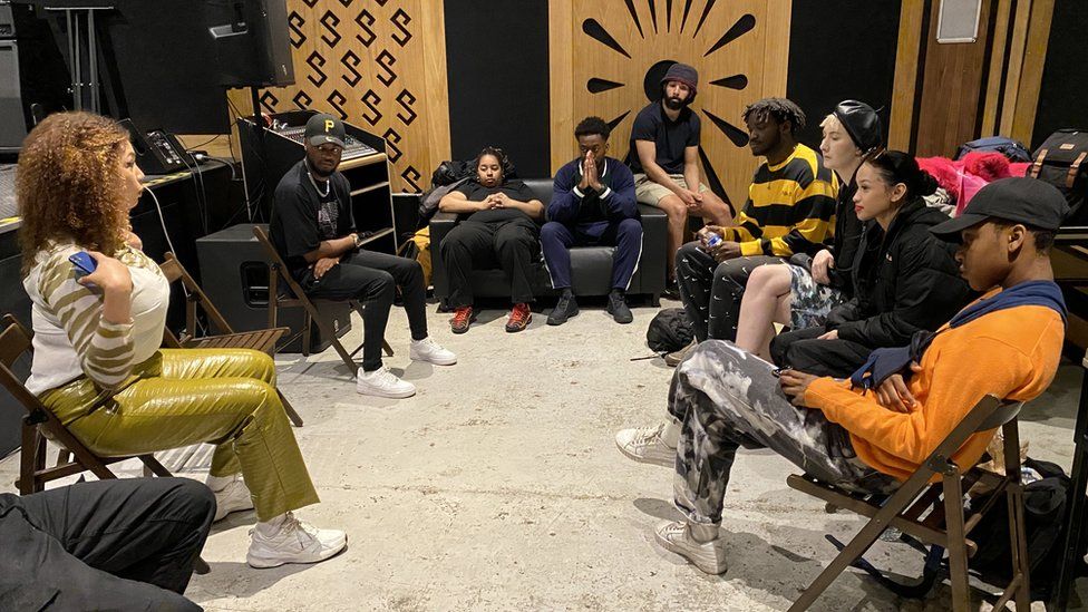 Young Bristol artists mentored by their musical idols - BBC News