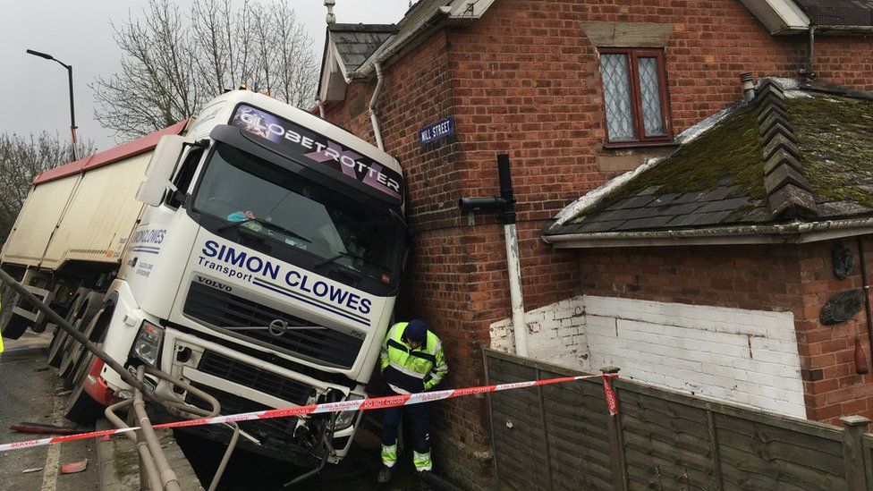 Grain lorry crashes into house in Leominster - BBC News