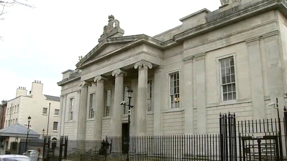 Detective cleared over text message to killer's sister - BBC News