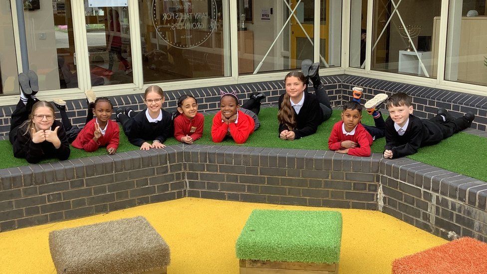 Allenton: Courtyard created to remember 'humble' head teacher - BBC News