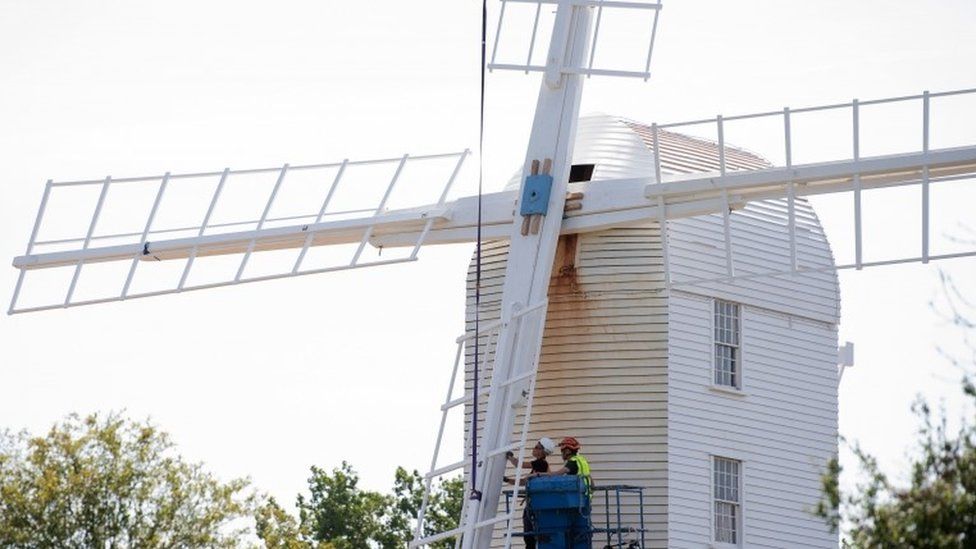 Saxtead Green Post Mill: New sails for 18th Century windmill - BBC News