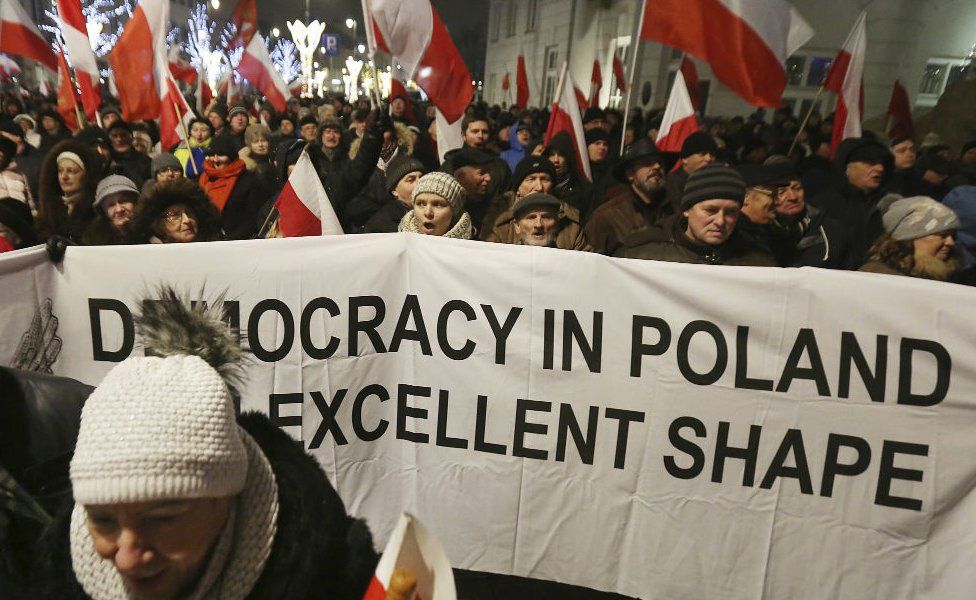 Poland press freedom: Demonstrations continue for third day - BBC News