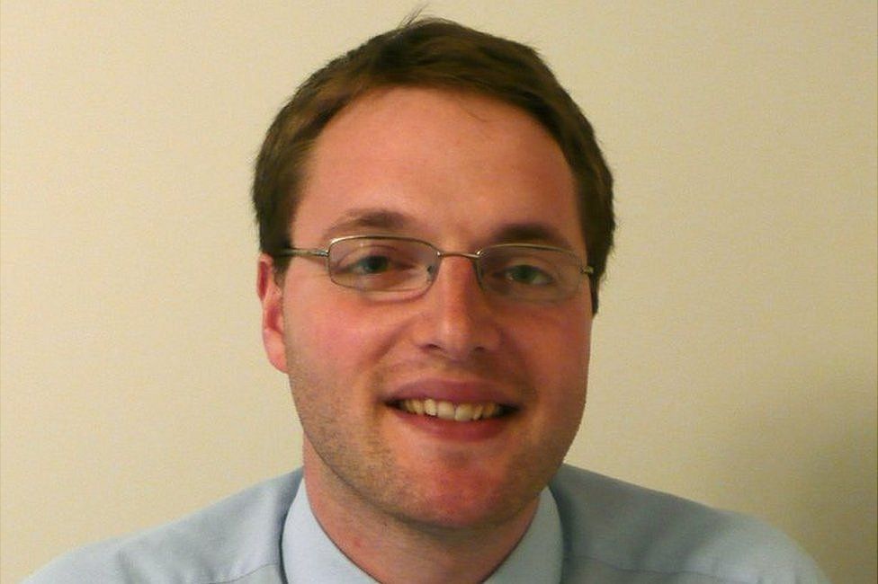 Bury North Lib Dem candidate says 'vote Labour instead' - BBC News