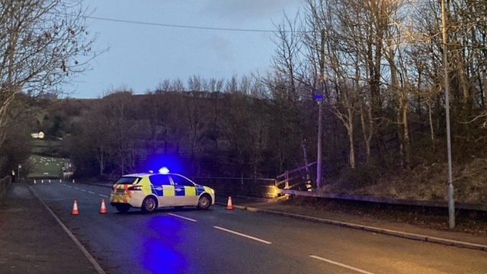 M4 reopens after pedestrian killed near Cardiff - BBC News