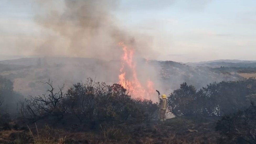 Wildfire warning as firefighters tackle Oban blaze - BBC News