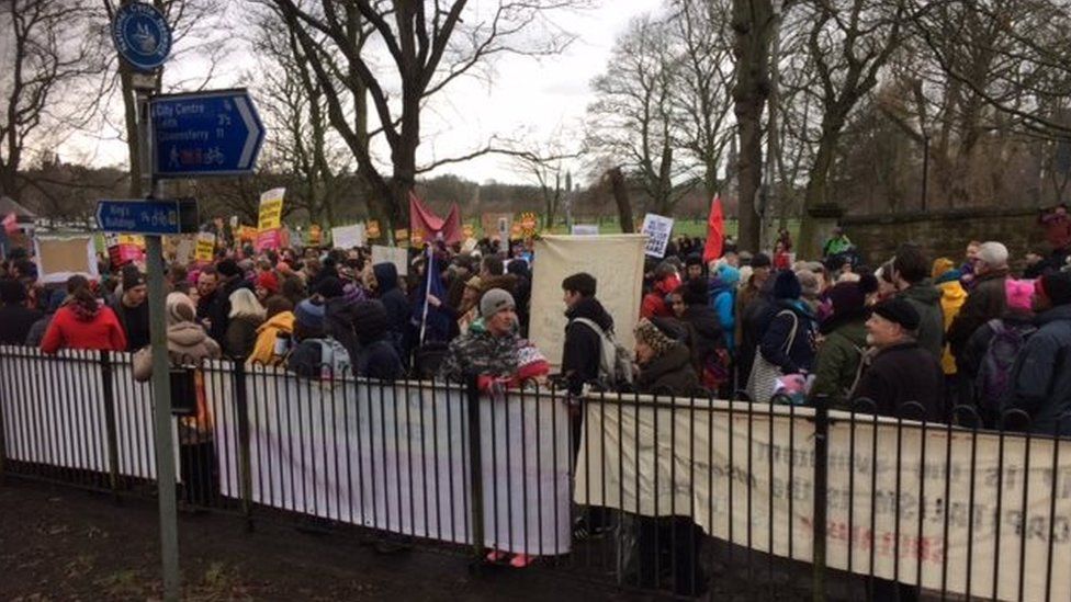Fresh Scottish protest held against Donald Trump - BBC News