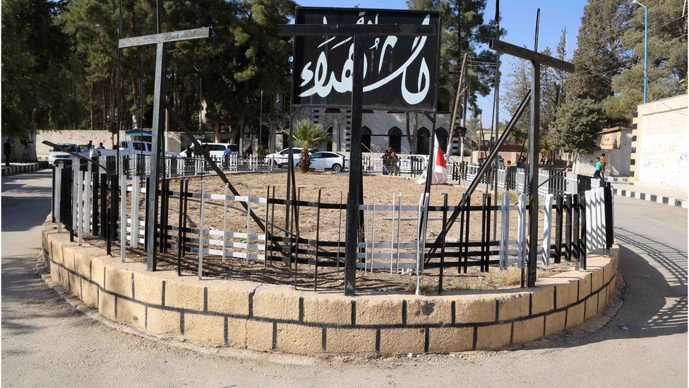 Syria conflict: Life returns to Jarablus after IS flees - BBC News