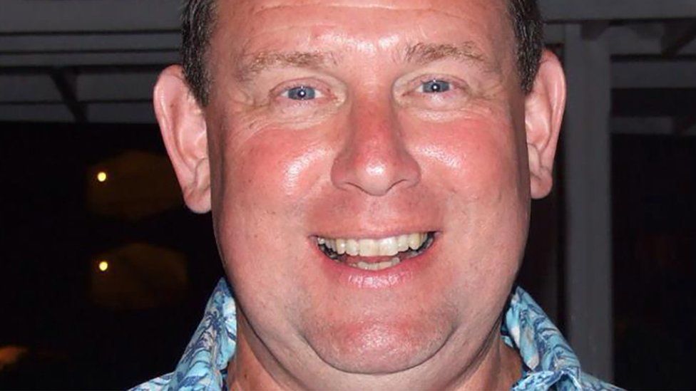 Ex-Met Police officer arrested over racist WhatsApp chat - BBC News