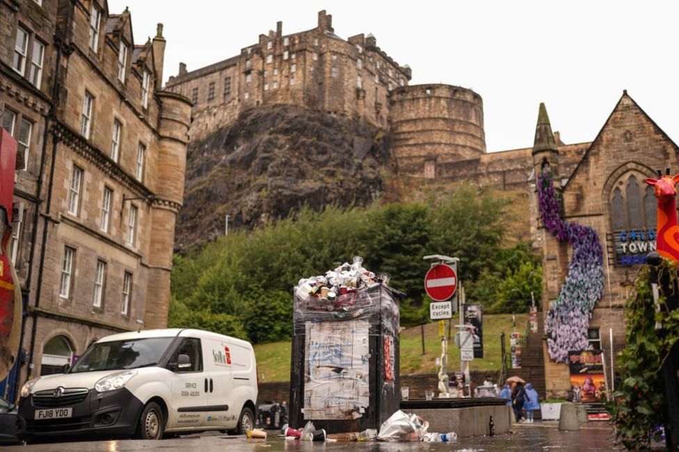 How are the bin strikes in Edinburgh affecting people? - BBC Newsround