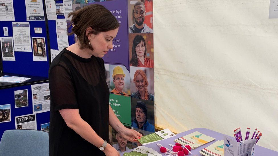 Cynnydd mewn galwadau i elusen iechyd meddwl i ffermwyr - BBC Cymru Fyw