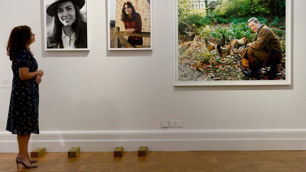 Alexandra Shulman: How her time at Vogue shaped British fashion - BBC News