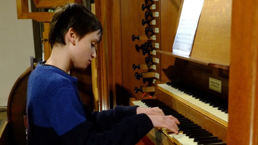 Louis Moss, 12, youngest Oxford University organist - BBC News