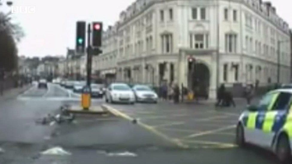 Public tackle man with knife after Cardiff police chase - BBC News