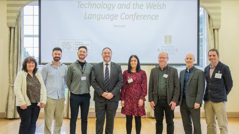 Technoleg iaith yn gallu 'trawsnewid dyfodol y Gymraeg' - BBC Cymru Fyw