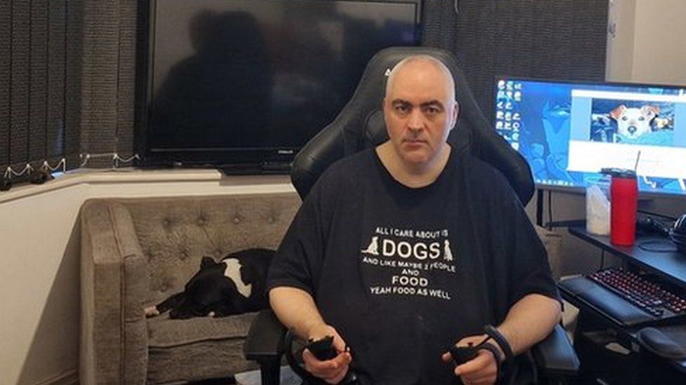 Cost of living: Stoke widower 'forced to sell wife's keepsakes' - BBC News