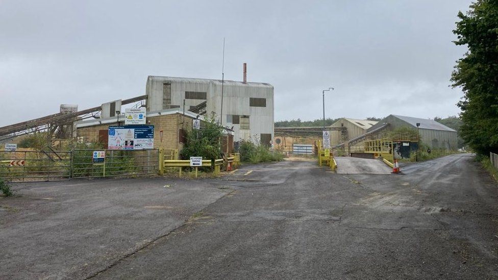 Police working to to shut down rave near Cirencester - BBC News