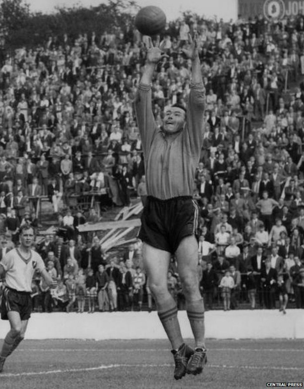 Ex-Norwich goalkeeper Sandy Kennon dies aged 81 - BBC News