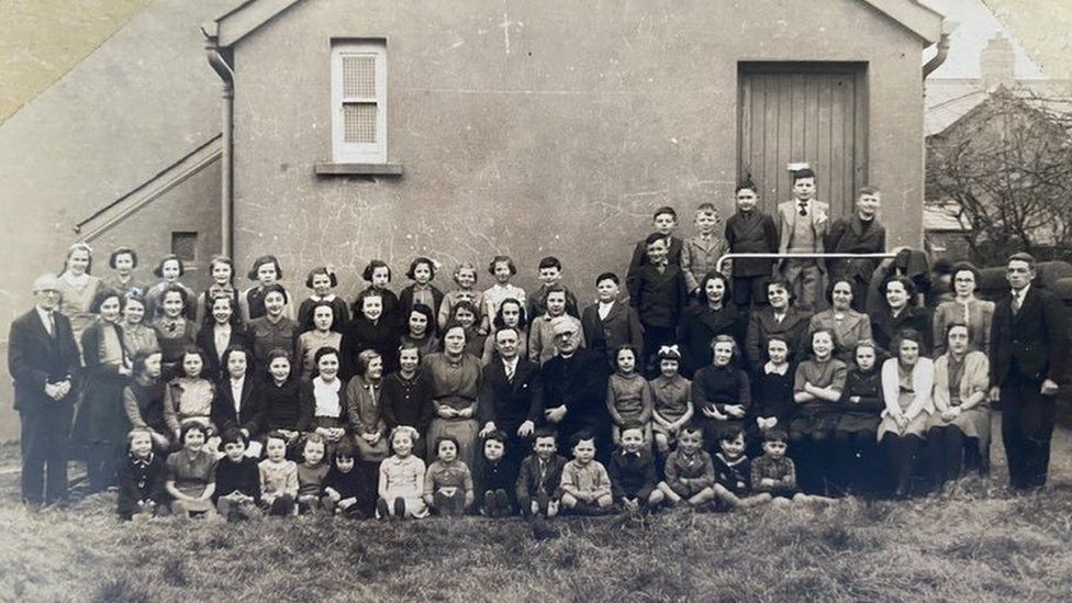 Diwedd cyfnod yn Rhydaman wrth i Gapel Bethani gau - BBC Cymru Fyw