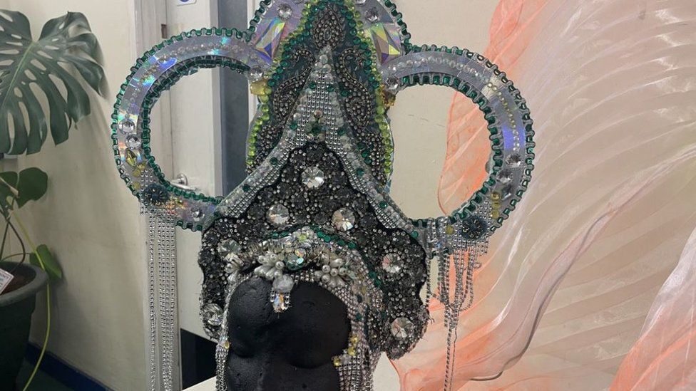 Bristol Teachers learn headdress making and dance for carnival - BBC News