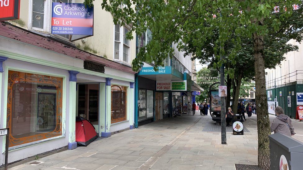 Stryd fawr: Cynnydd yn nifer y siopau gwag yng Nghymru - BBC Cymru Fyw