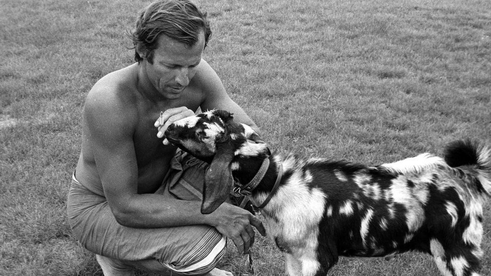 Photographer Peter Beard: Tributes paid to 'visionary artist' - BBC News