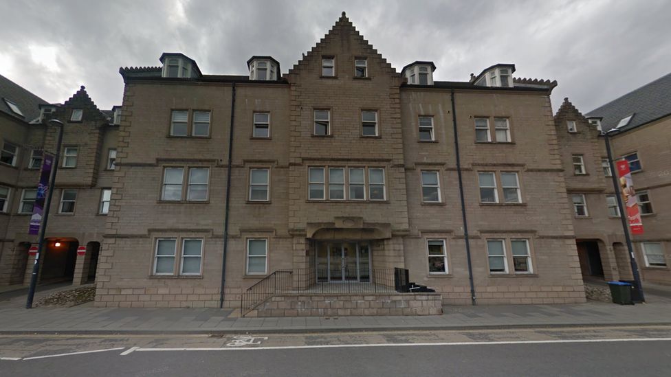 Drunk vandal attacked procurator fiscal's office - BBC News