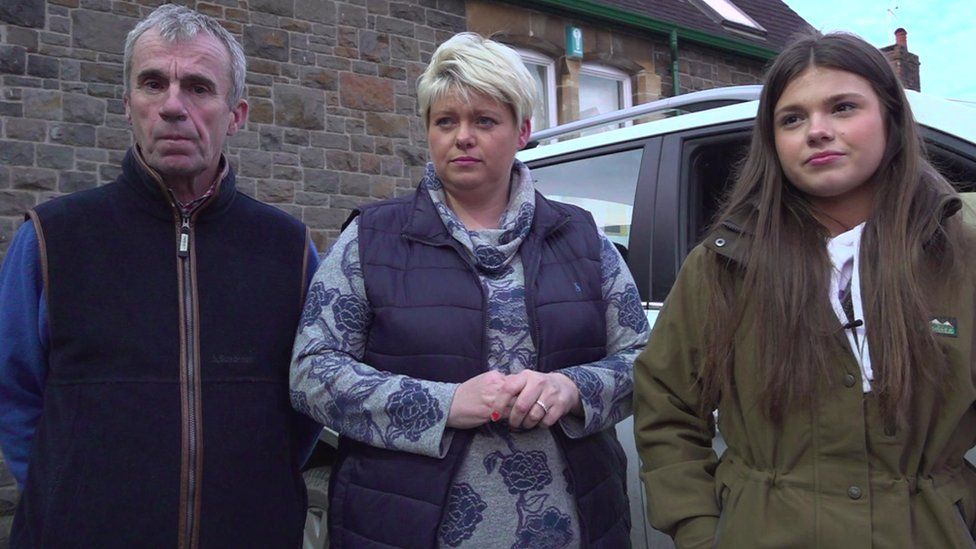 Ffermwyr yn protestio'n erbyn y llywodraeth ar yr A48 - BBC Cymru Fyw