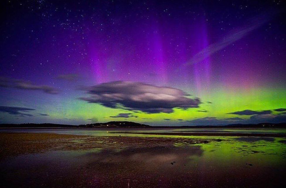 Aurora Australis: Solar flares light up Australian skies - BBC News