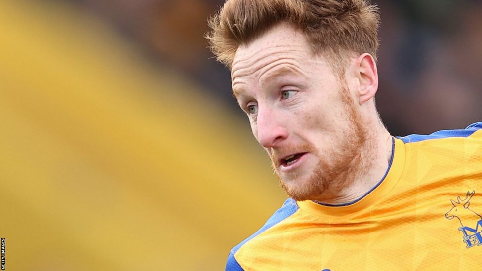 Stephen Quinn: Veteran midfielder signs new Mansfield Town contract ...