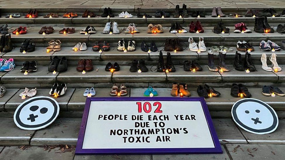 Northampton Guildhall shoe protest over 'toxic air' - BBC News