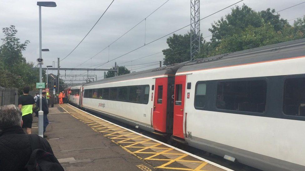 Broken Norwich to London train causes 'absolute chaos' - BBC News