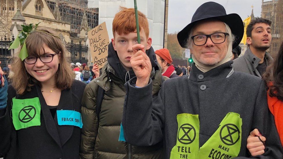 HS2 protest: Swampy and two other activists leave Euston tunnel - BBC News