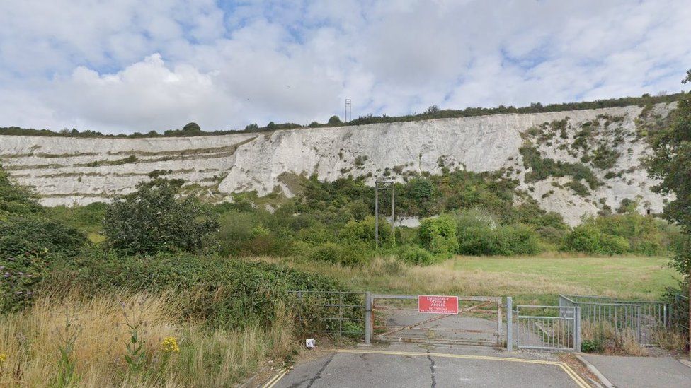 Portsmouth cliff rescue: Three lifted to safety during night - BBC News