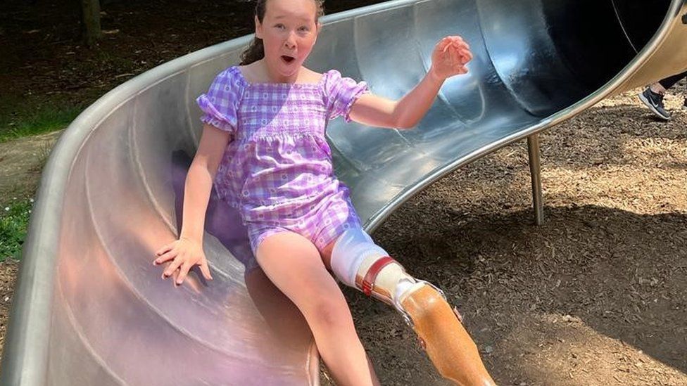 Alton Towers: Girl with prosthetic leg removed from ride - BBC News