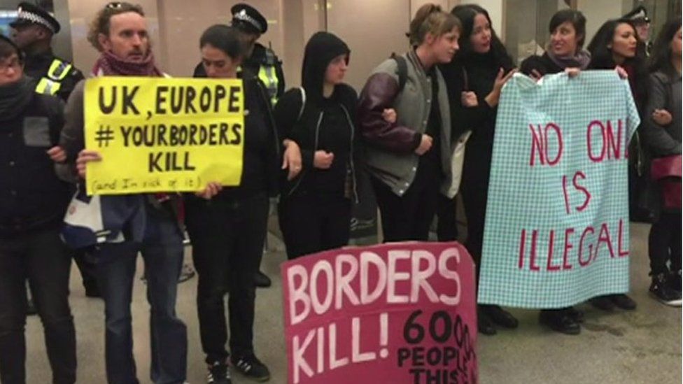 Man arrested after St Pancras station 'no borders' protest - BBC News