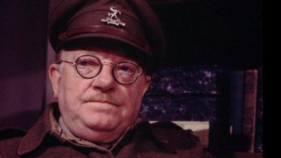 Dad's Army statue's glasses vandalised in Thetford - BBC News