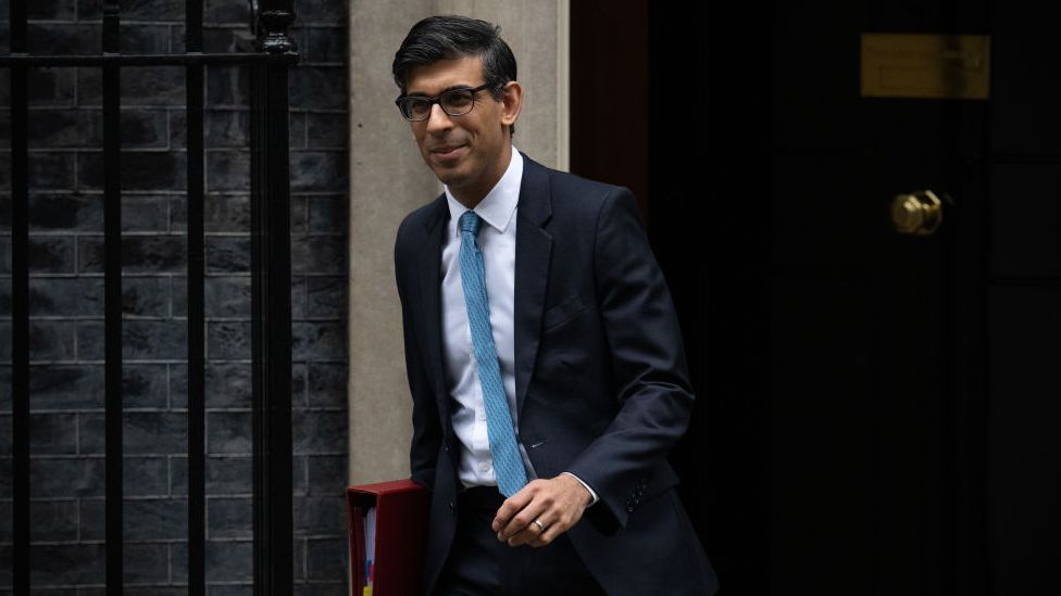 Newspaper headlines: Rishi Sunak on Brexit deal and 'Tory anger over Charles' - BBC News