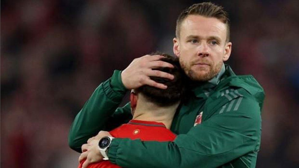 Cymdeithas Bêl-droed Cymru'n cefnogi Page gyda'r tîm 'ar y llwybr cywir ...