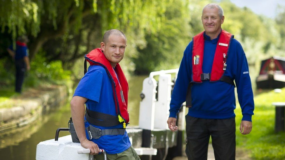 Brecon to Pontymoile lock keepers sought to help run canal - BBC News