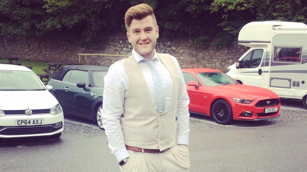 Ai gweithio dwy swydd fydd norm y dyfodol? - BBC Cymru Fyw