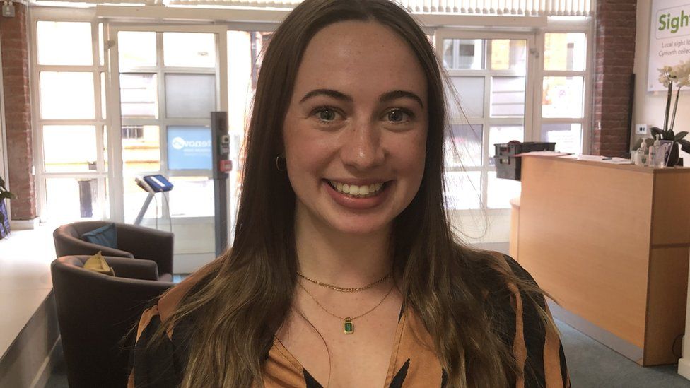 Perygl i filoedd golli eu golwg tra'n disgwyl triniaeth - BBC Cymru Fyw