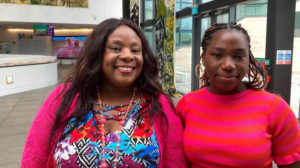 Ffilm Barbie: Mwy na chwarae plant - BBC Cymru Fyw