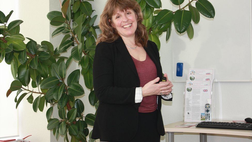 Donna Bull death: Crash plane pilot had 'fake licence' - BBC News