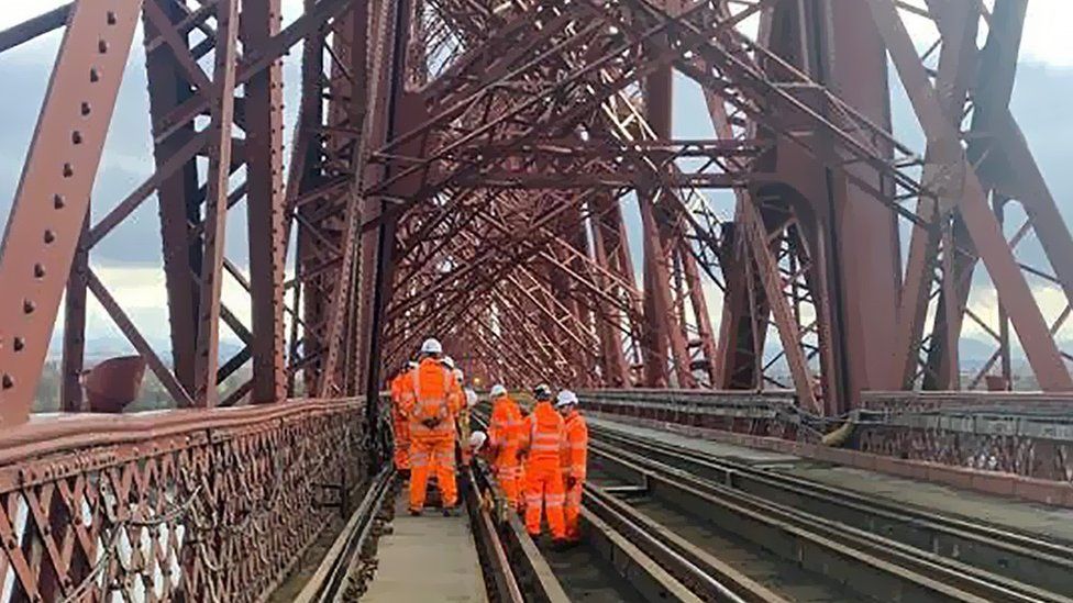 Forth Bridge fault disrupts travel for Six Nations in Edinburgh - BBC News