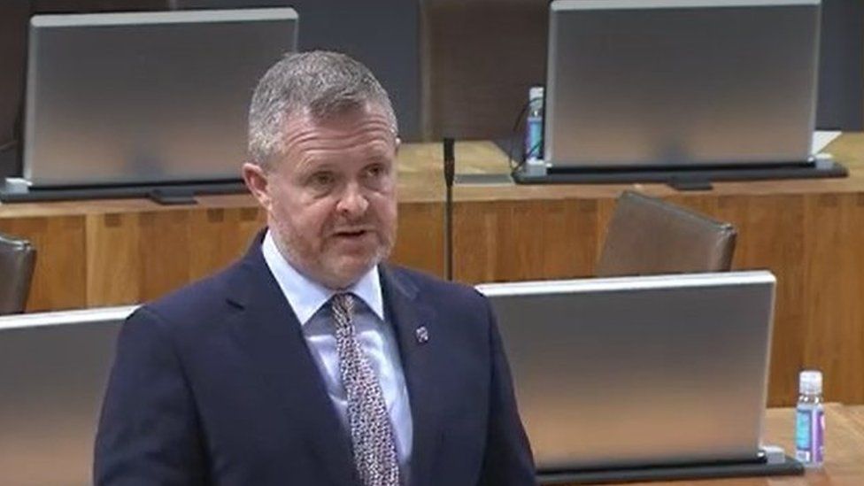 Y Gymraeg: 'Mwy o sgyrsiau dwyieithog yn bwysig' - BBC Cymru Fyw