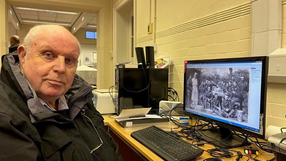 Coffáu hanesion milwyr tref Dinbych mewn llyfr newydd - BBC Cymru Fyw