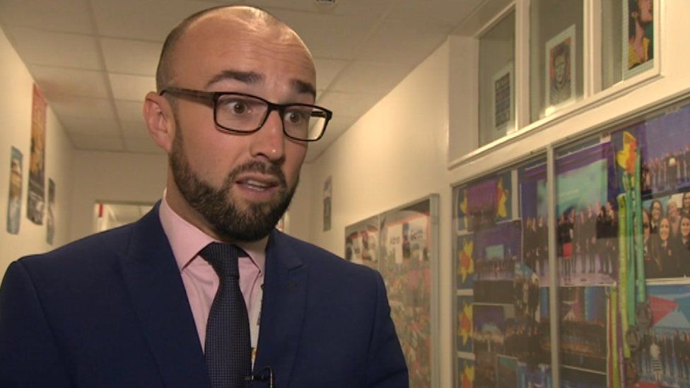 Ffonau yn yr ysgol: Gwahardd neu beidio? - BBC Cymru Fyw