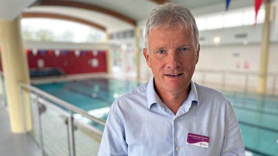 Rye: Swimming pool which closed due to energy costs to reopen - BBC News